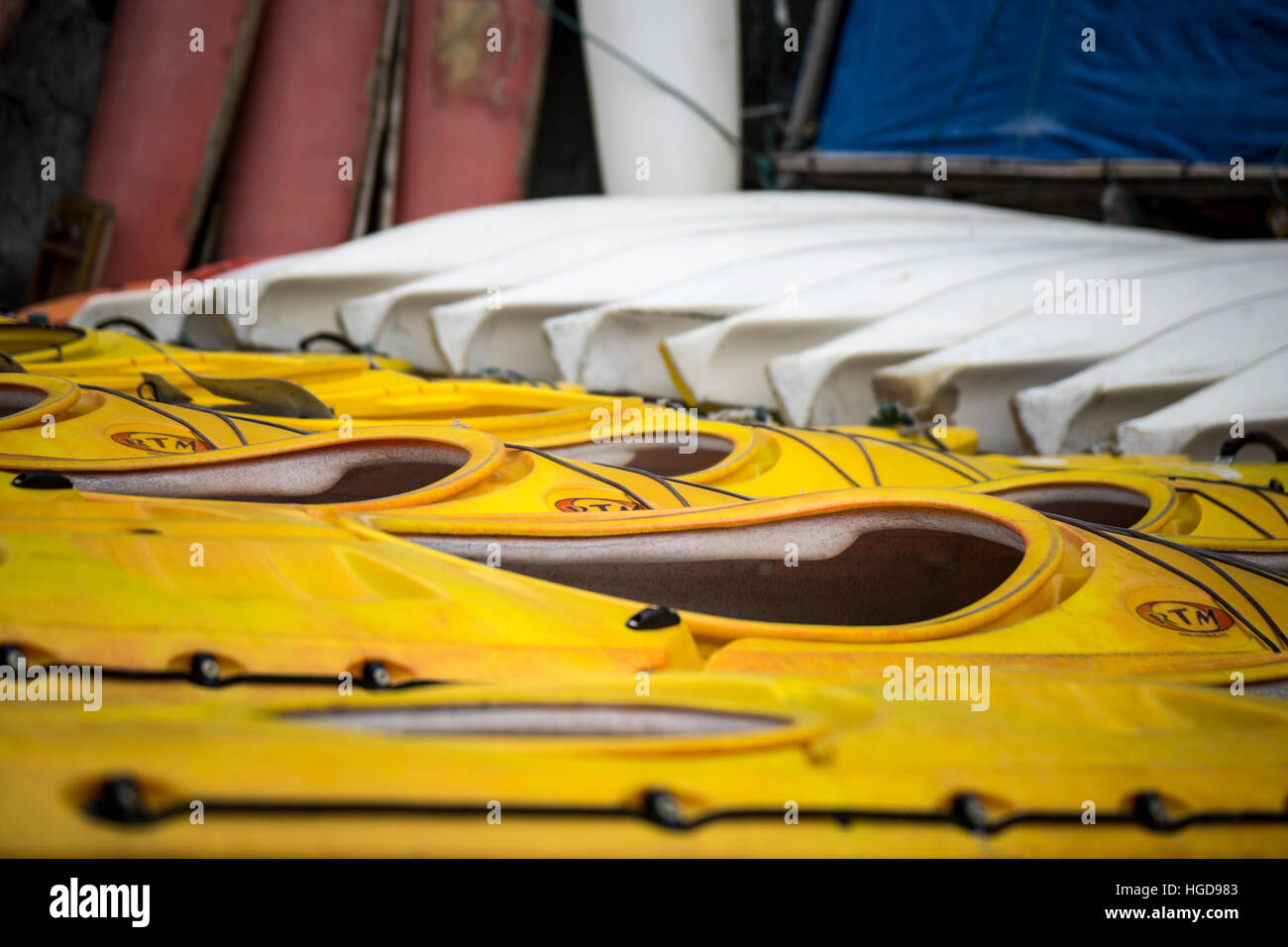 Yellow and red kayaks hi-res stock photography and images - Alamy