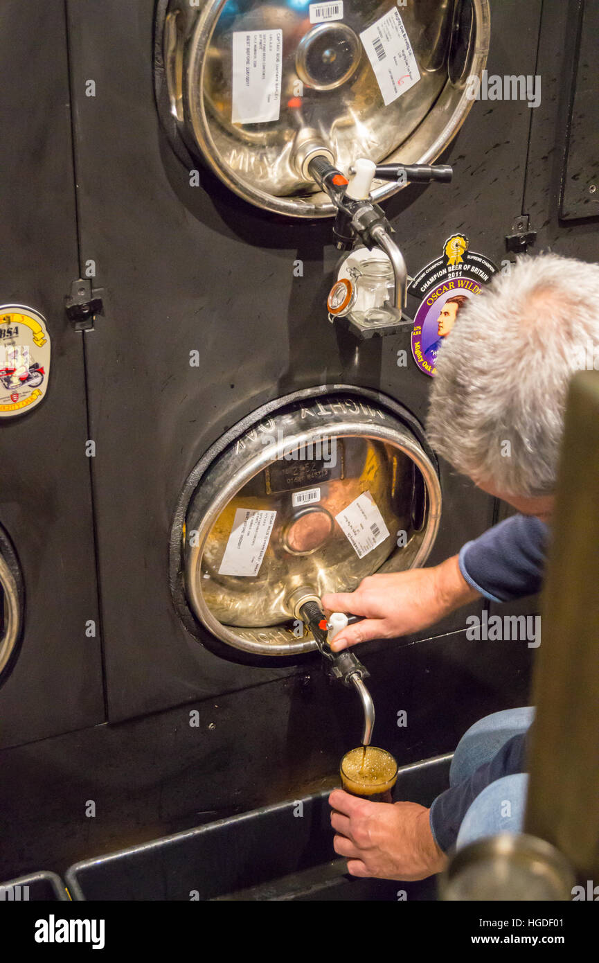 Alcohol foam head tap tapping spile barman pour pouring hi-res stock ...