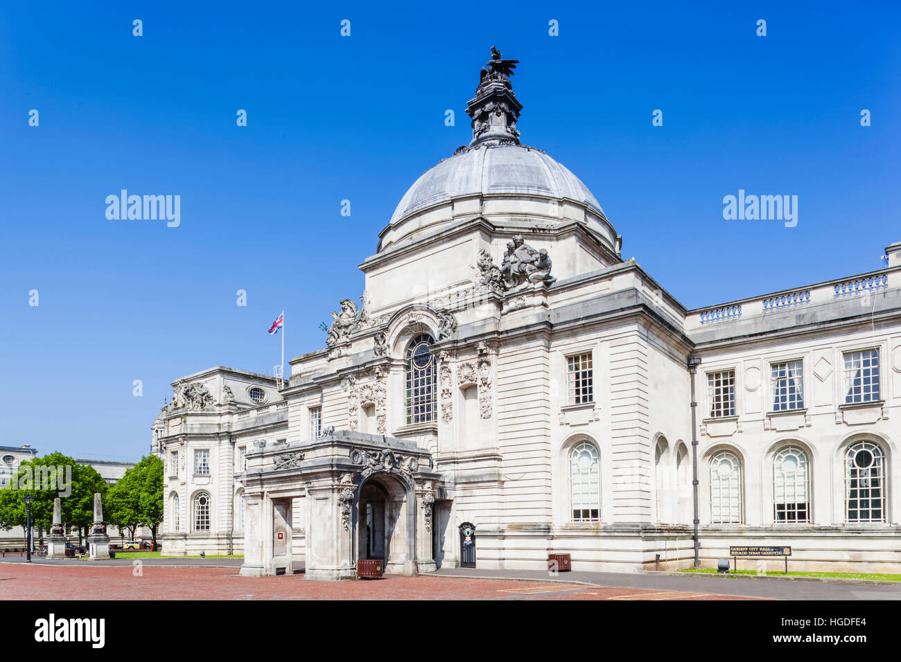 Cardiff city hall hi-res stock photography and images - Alamy