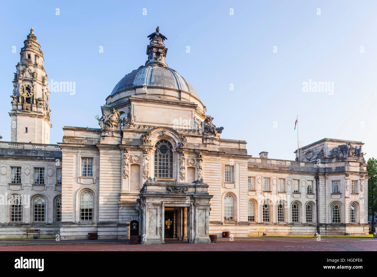 Cardiff city hall hi-res stock photography and images - Alamy