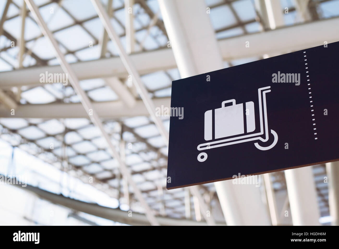 Baggage Cart Stock Photos & Baggage Cart Stock Images - Alamy