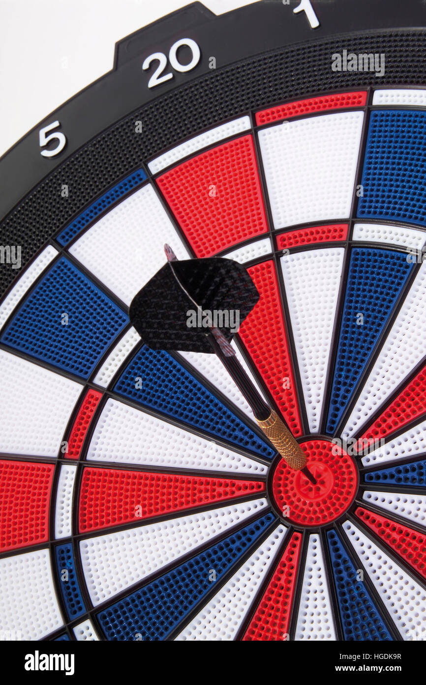 Dartboard, arrow stuck in bullseye Stock Photo - Alamy
