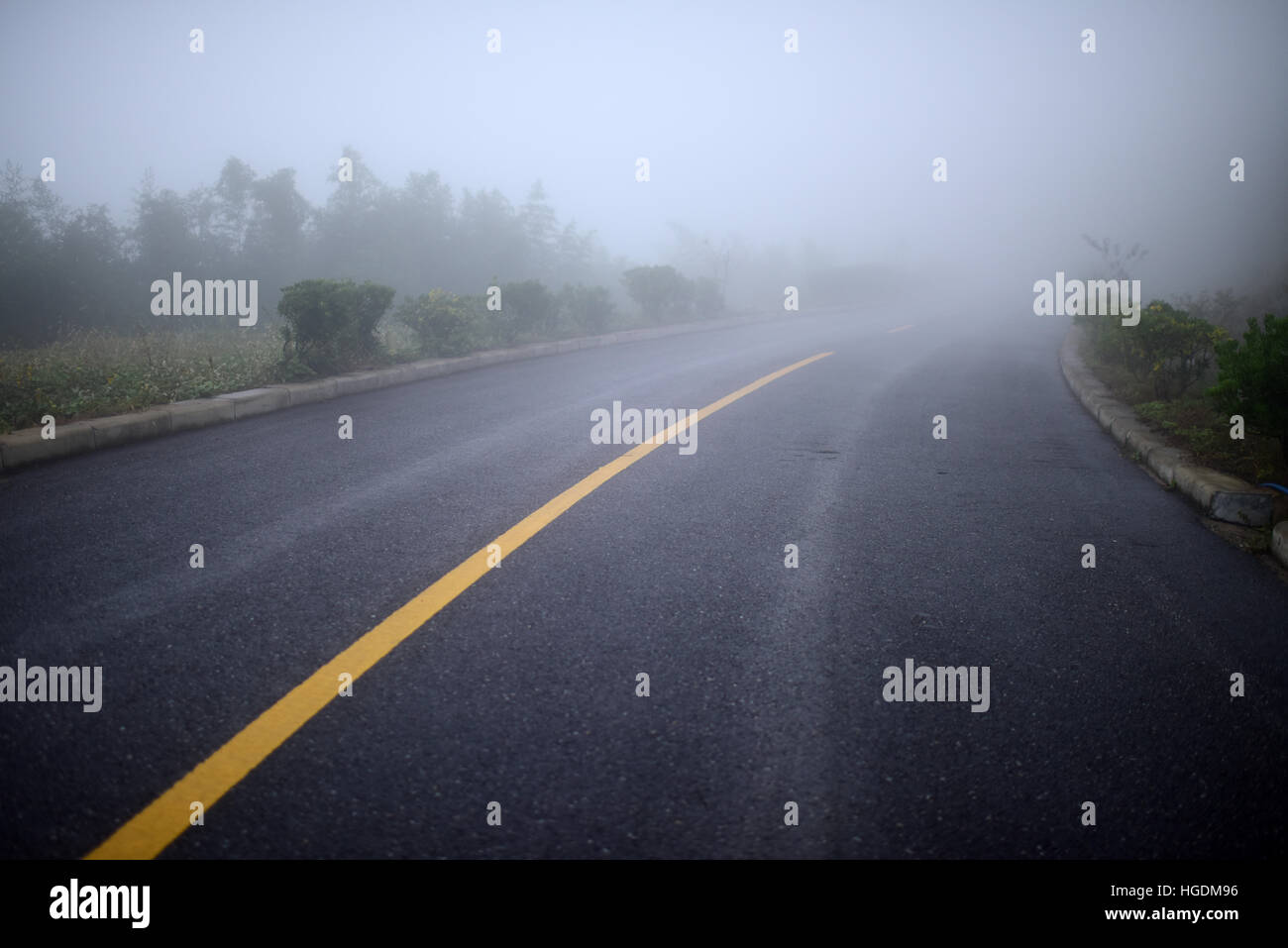 Traffic in heavy fog hi-res stock photography and images - Alamy