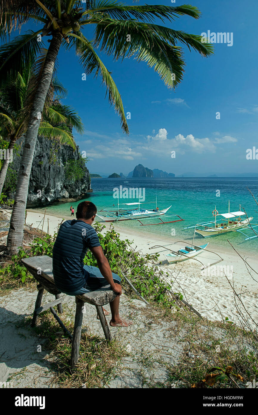 Boat trip tourists on remote beach Bacuit Archipelago Palawan ...