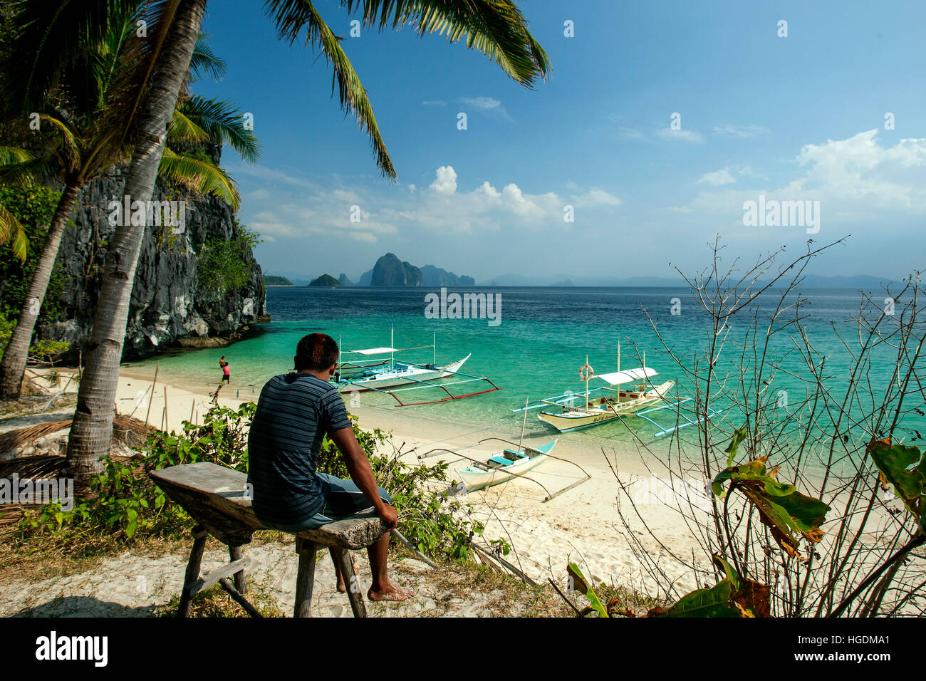 Boat trip tourists on remote beach Bacuit Archipelago Palawan ...