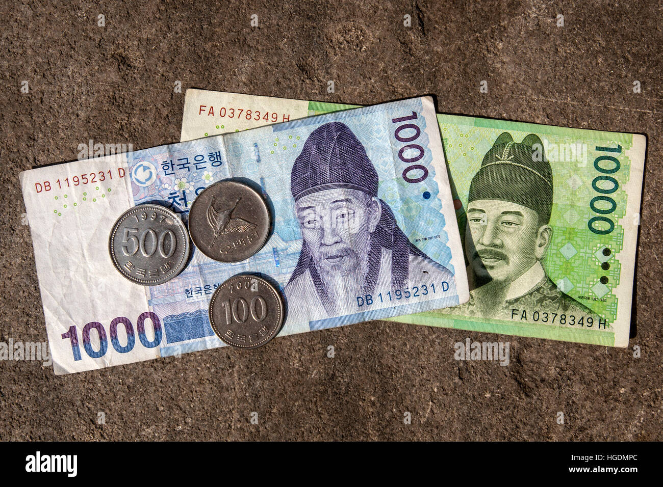 South Korean won bank notes and coins Stock Photo - Alamy