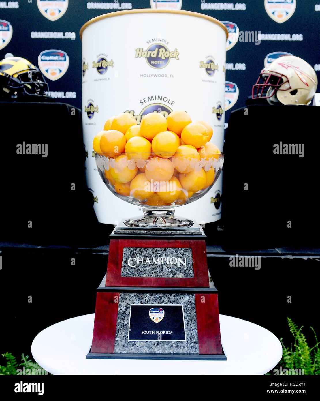 Atmosphere coaches football hi-res stock photography and images - Alamy