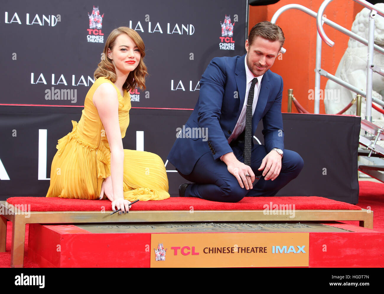 ryan-gosling-and-emma-stone-hand-and-footprint-ceremony-featuring-emma