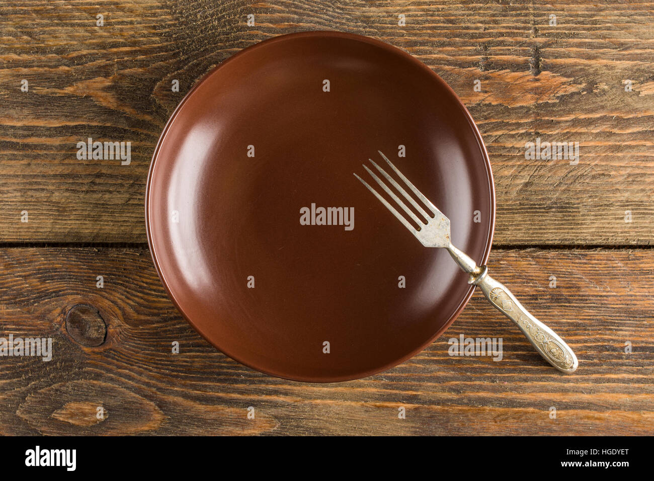 Brown empty dinner plate setting on wooden table Stock Photo - Alamy