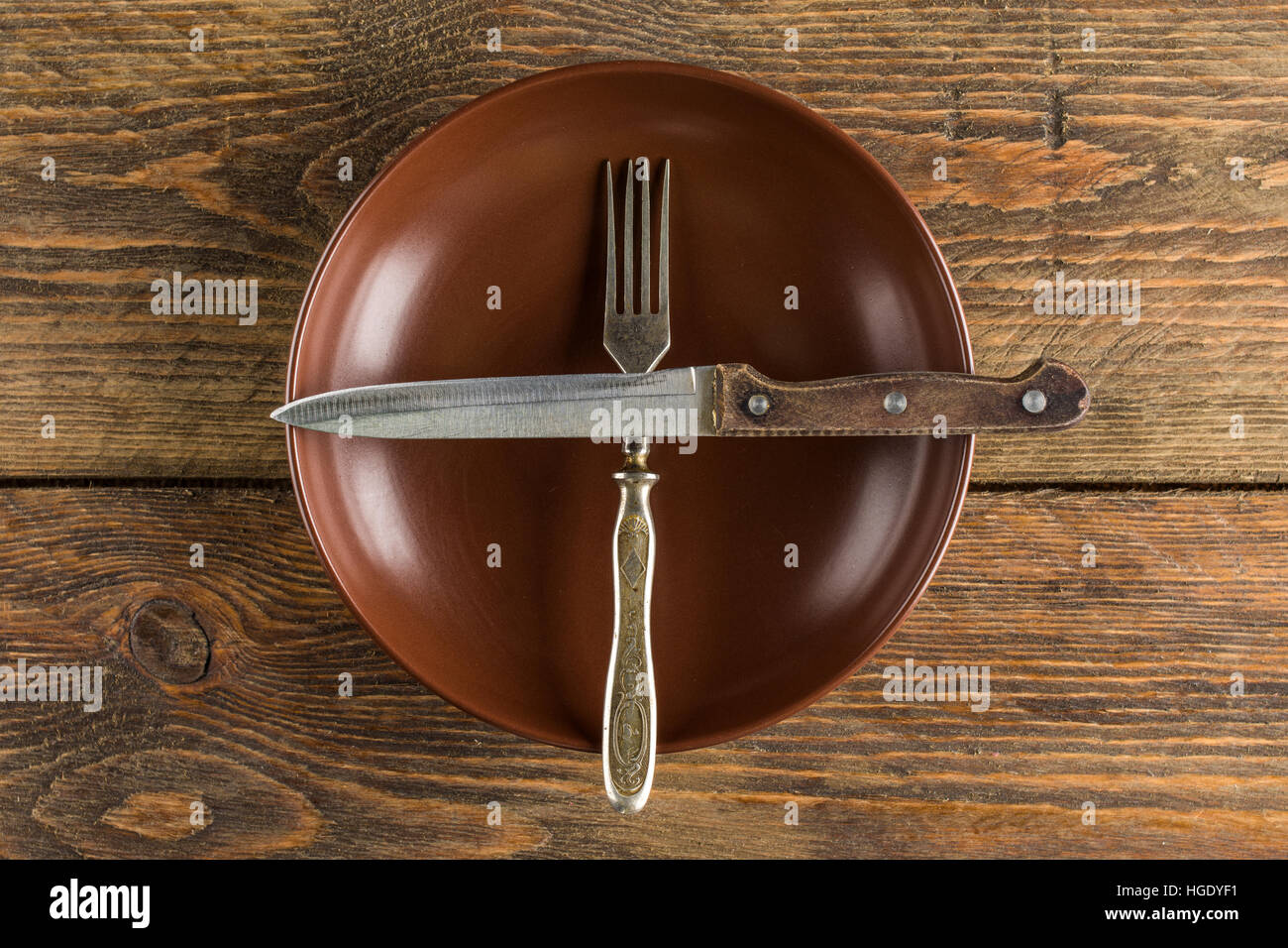 Brown empty dinner plate setting on wooden table Stock Photo - Alamy