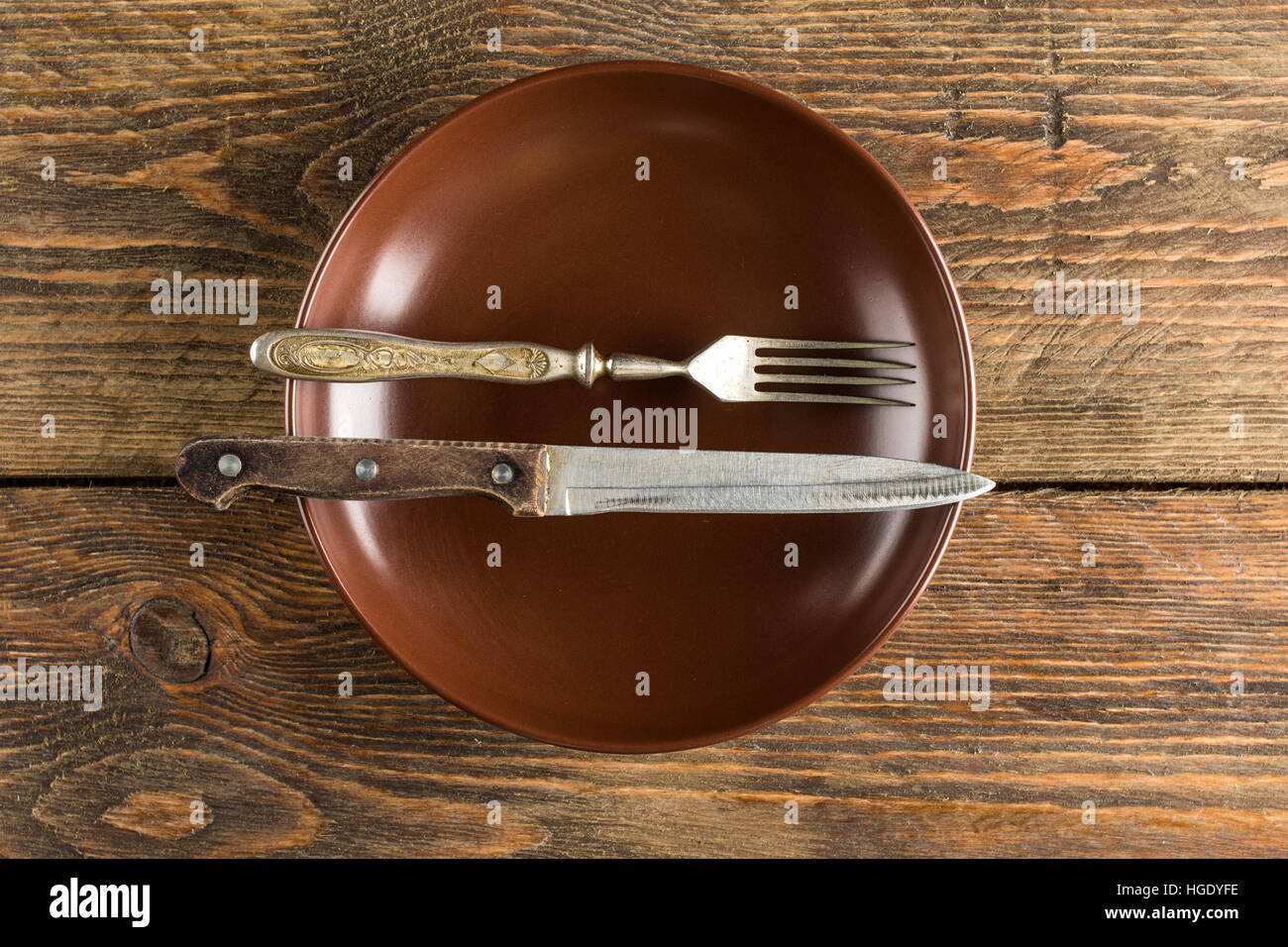 Brown empty dinner plate setting on wooden table Stock Photo - Alamy