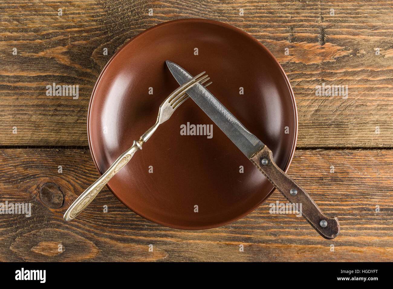Brown empty dinner plate setting on wooden table Stock Photo - Alamy