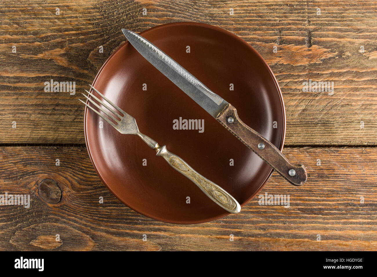 Brown empty dinner plate setting on wooden table Stock Photo - Alamy