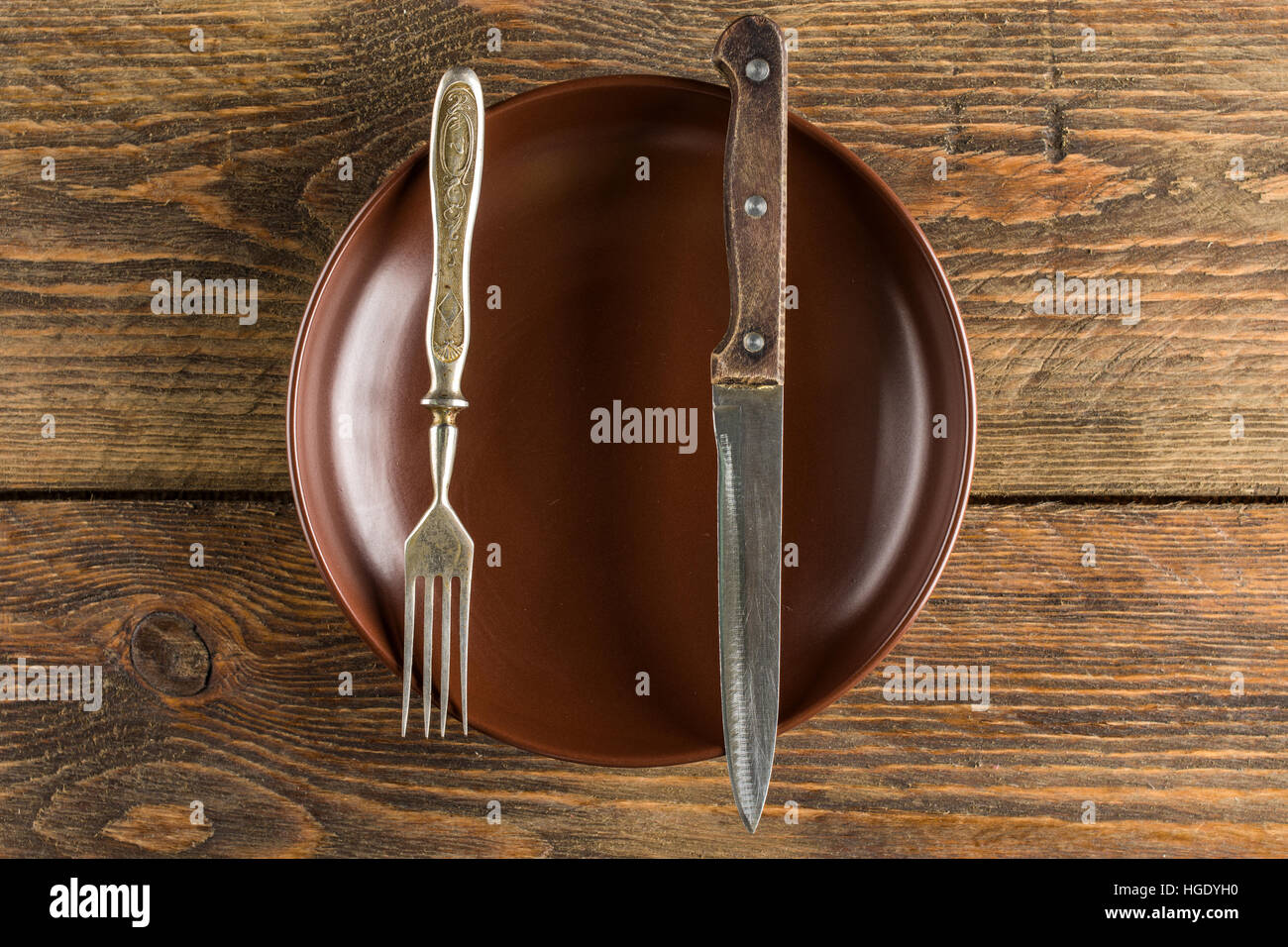 Brown empty dinner plate setting on wooden table Stock Photo - Alamy
