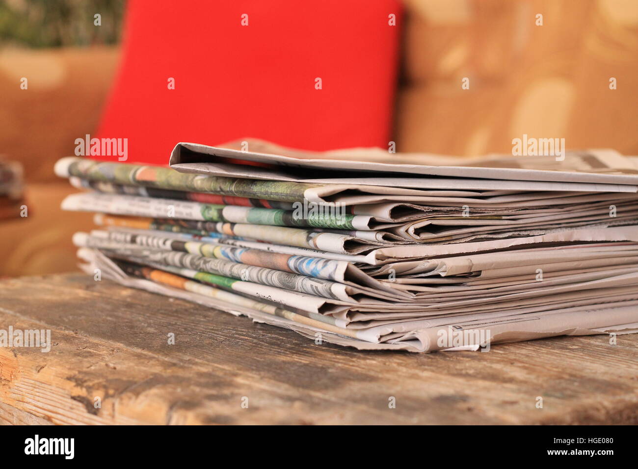 Newspapers on table hi-res stock photography and images - Alamy