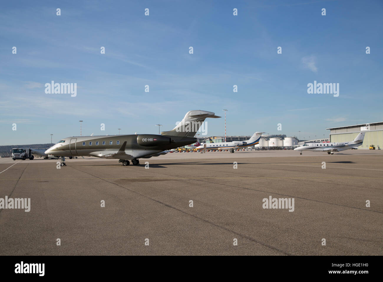 Private jets runway hi-res stock photography and images - Alamy