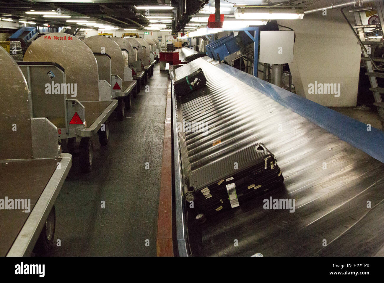 Baggage Airport Conveyor Belt Stock Photos & Baggage Airport Conveyor ...