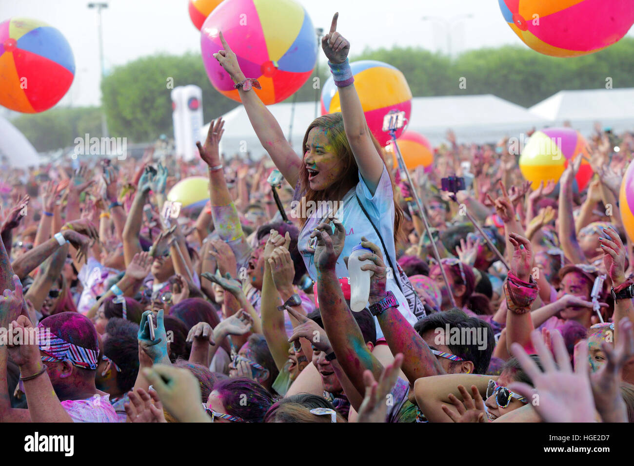 Pasay City, Philippines. 8th Jan, 2017. Runners covered in colored ...