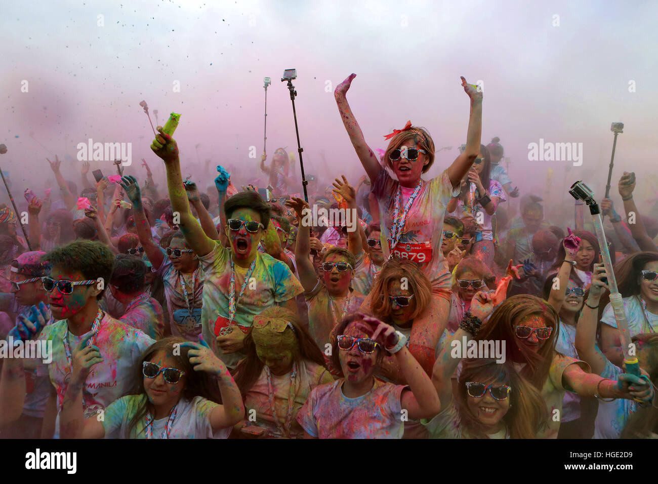 Pasay City, Philippines. 8th Jan, 2017. Runners throw various colored ...