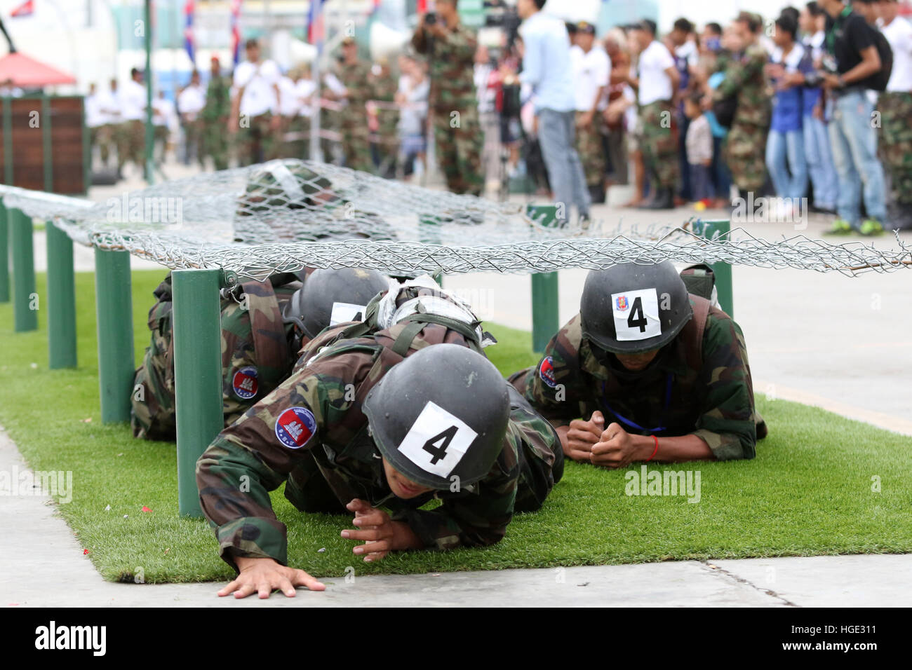 Soldiers on obstacle course hi-res stock photography and images - Alamy