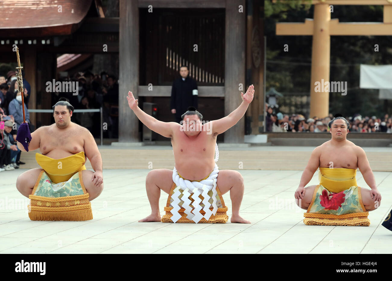 Tokyo, Japan. 6th Jan, 2017. Sumo grand champion "yokozuna" Hakuho (C ...