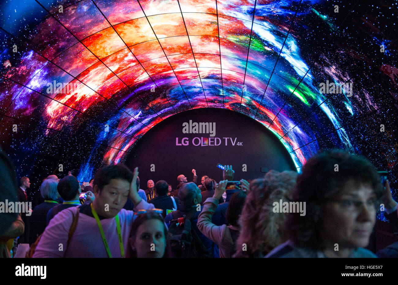 Las Vegas, US. 06th Jan, 2017. Visitors to the show stand of South ...