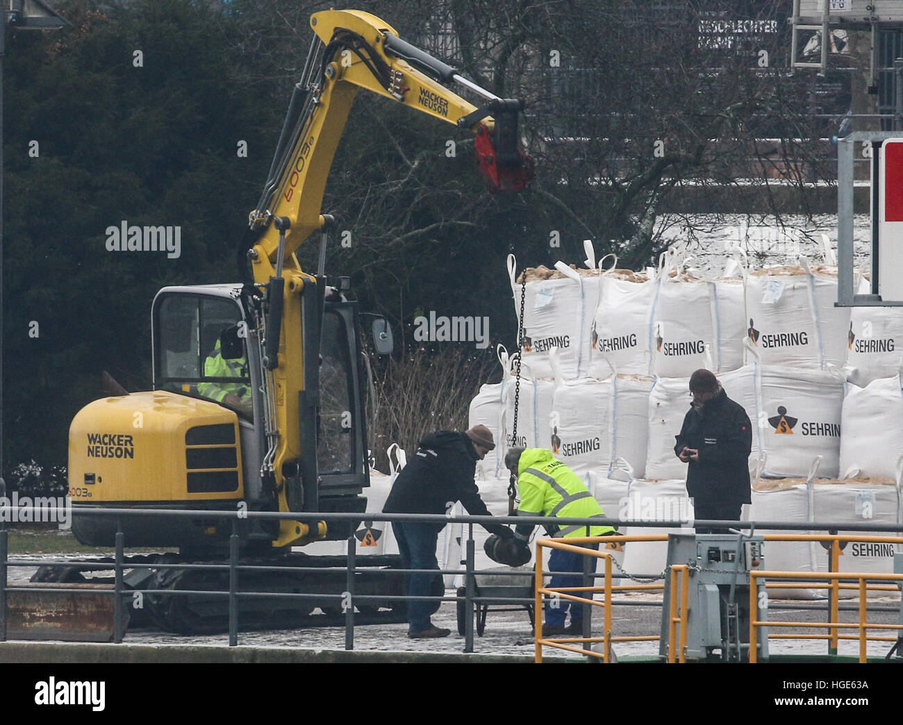 Frankfurt, Germany. 08th Jan, 2017. Specialists maneuver a bomb to a ...