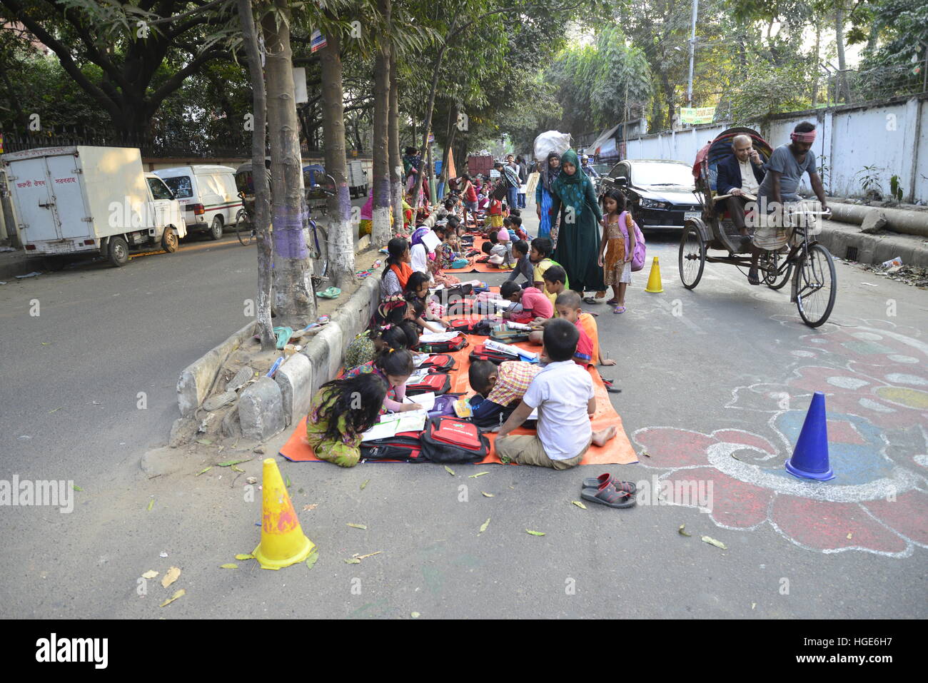 Dhaka, Bangladesh. 08th Jan, 2017. A group of street children studies ...
