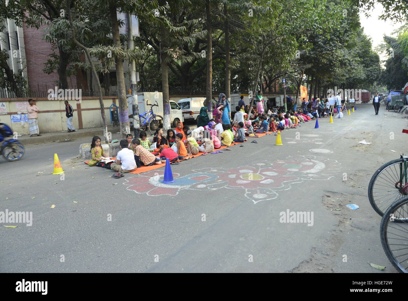 Dhaka, Bangladesh. 08th Jan, 2017. A group of street children studies ...