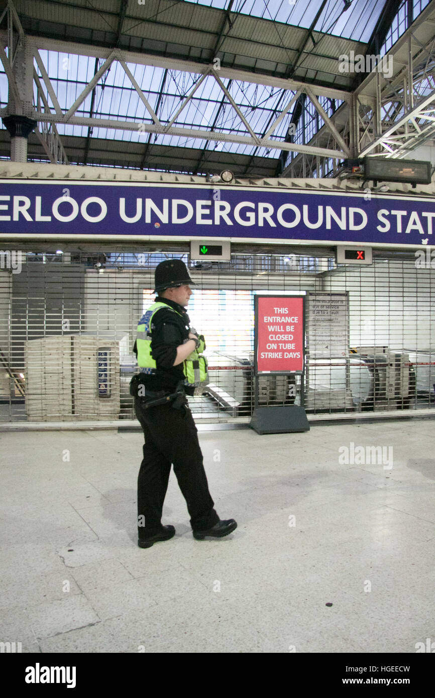 London, UK. 9th Jan, 2017. A British Transport police officer stands ...