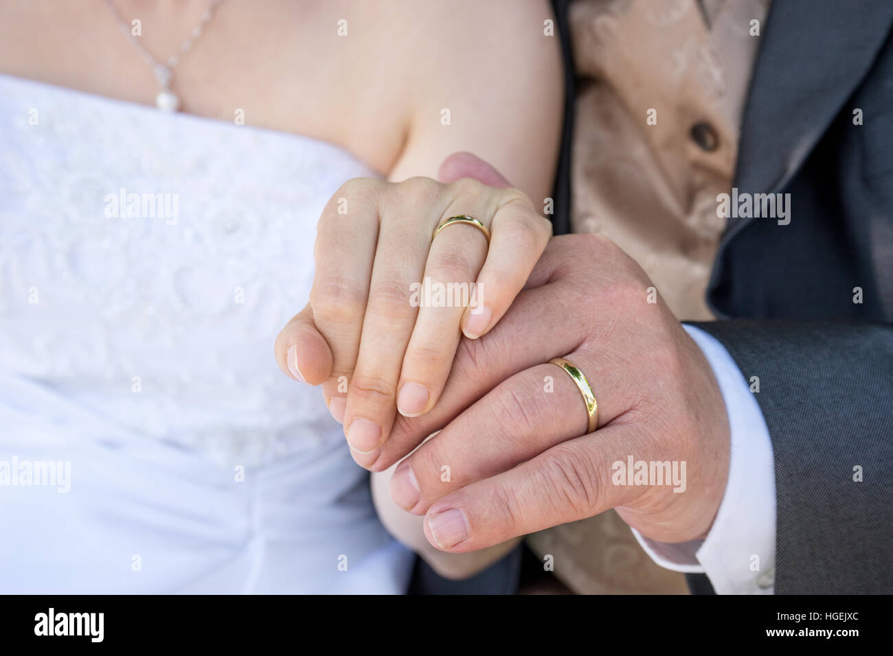 Bride and groom showing their wedding rings Stock Photo - Alamy