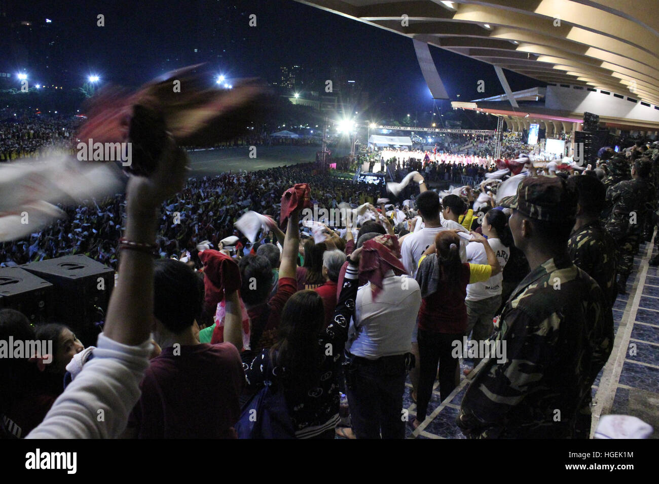 Manila, Philippines. 09th Jan, 2017. Devotees raise their towels to the ...