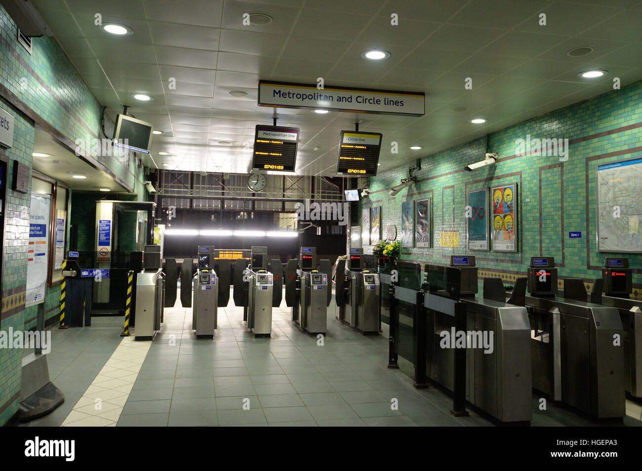 An empty ticket hall londons aldgate underground station hi-res stock ...