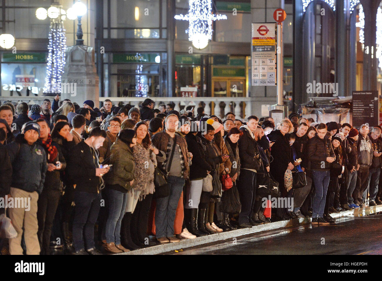 London wait in a queue for buses hi-res stock photography and images ...