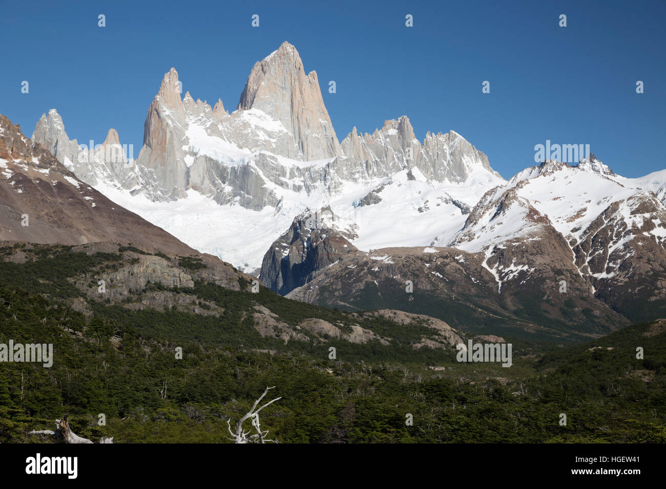 View of Mount Fitz Roy on Laguna de Los Tres trail, El Chalten ...