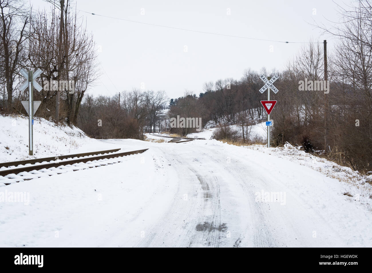 Rural railroad crossing hi-res stock photography and images - Alamy