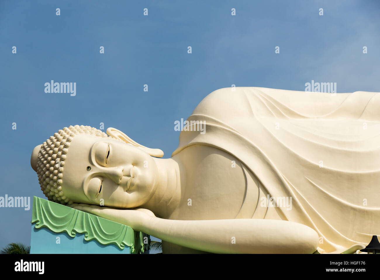 Sleeping buddha white buddha statue hi-res stock photography and images ...