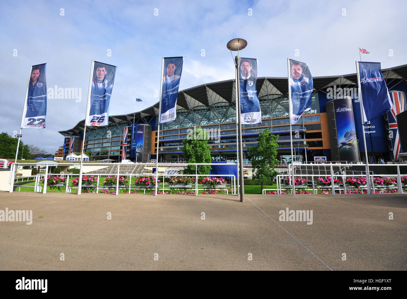 Royal ascot racecourse grandstand hi-res stock photography and images ...