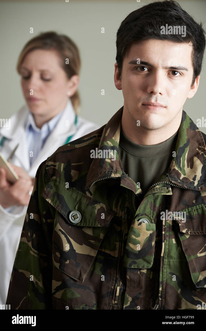 Female army doctor hi-res stock photography and images - Alamy