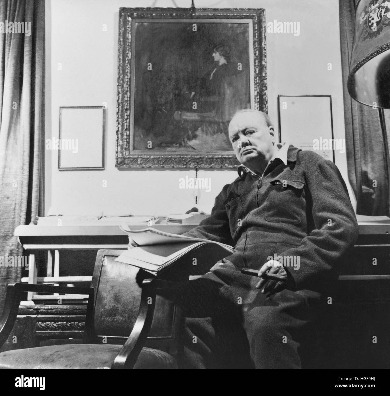 Winston Churchill at his desk at Chartwell. 1947 Stock Photo - Alamy