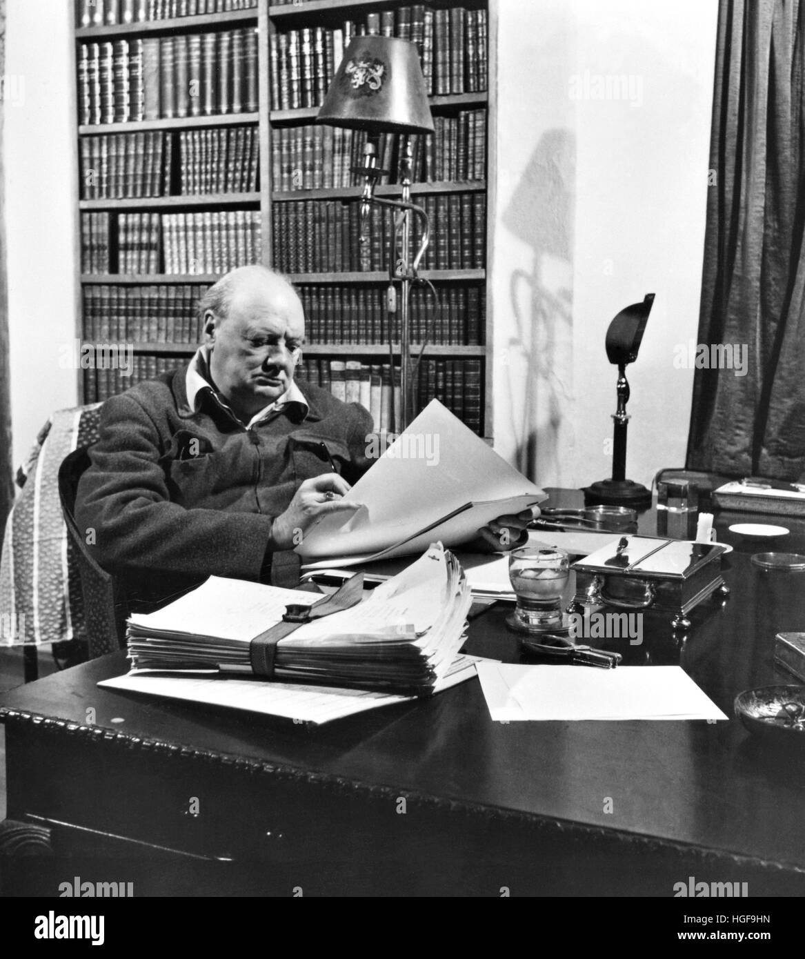 Winston Churchill at his desk at Chartwell. 1947 Stock Photo - Alamy