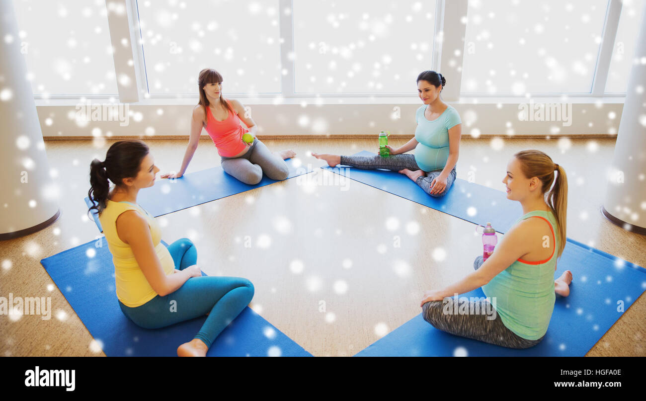 Happy friends yoga mats hi-res stock photography and images - Alamy