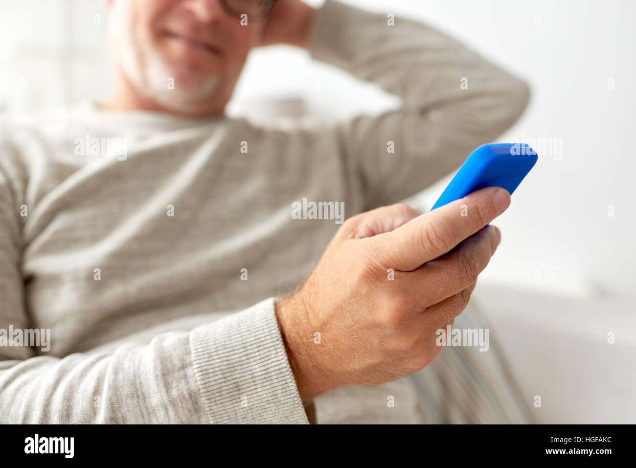 Old man texting hi-res stock photography and images - Alamy