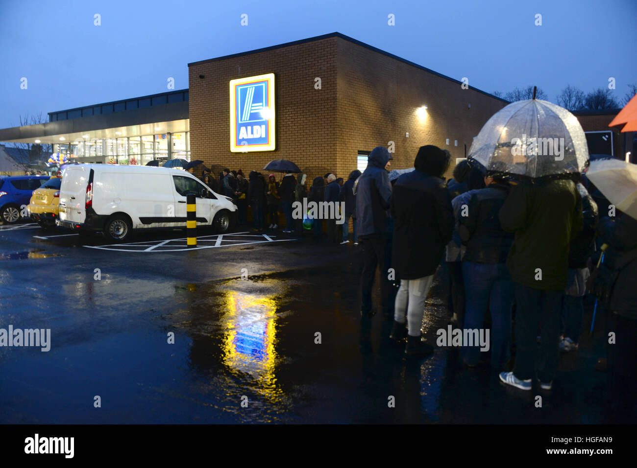 Wait for store to open hi-res stock photography and images - Alamy