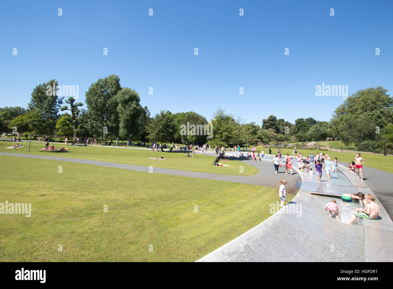Princess diana memorial fountain hi-res stock photography and images ...