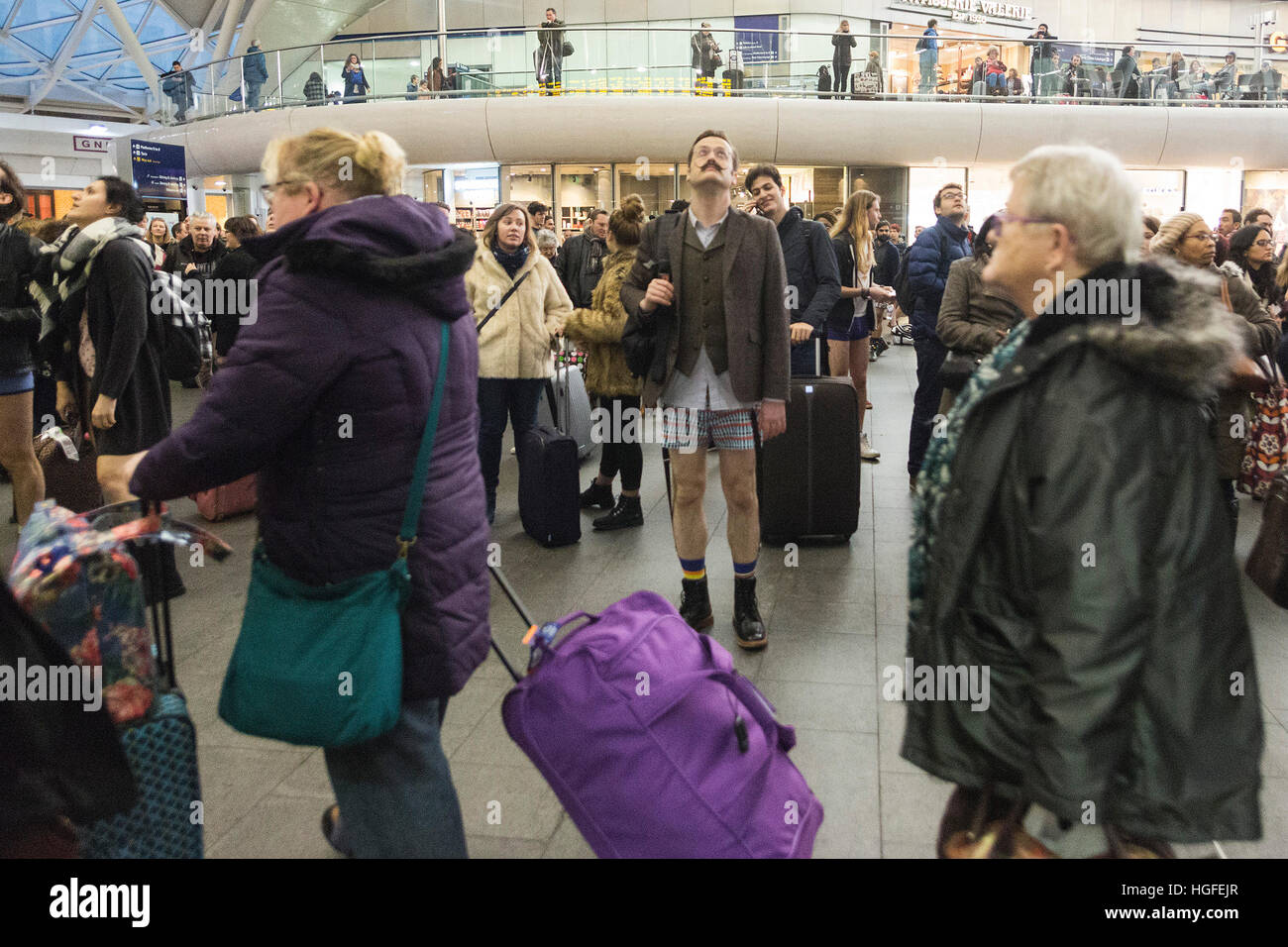 Mannequin Challenge at King's Cross Station. Over 100 Londoners took ...