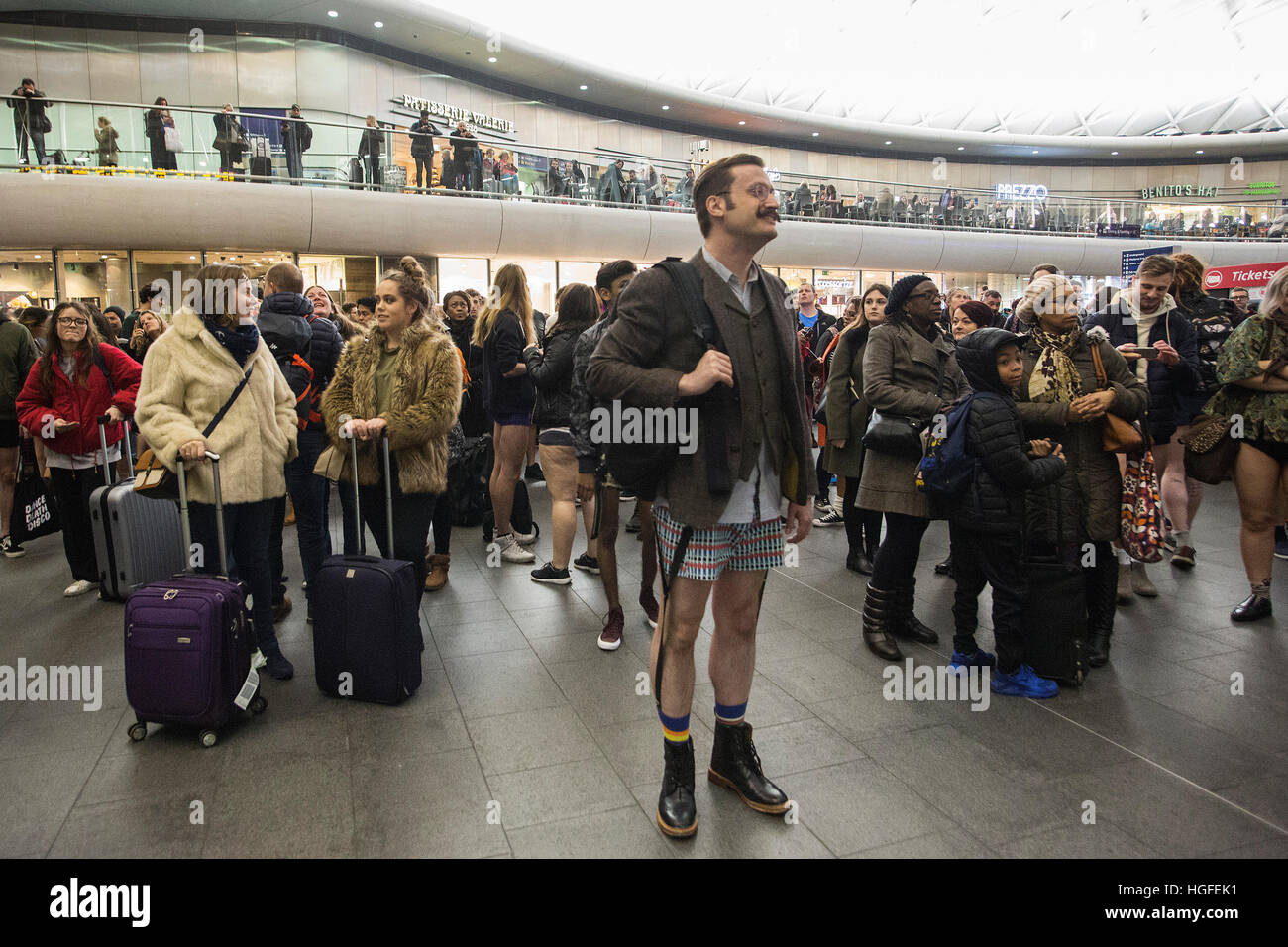 Mannequin Challenge at King's Cross Station. Over 100 Londoners took ...