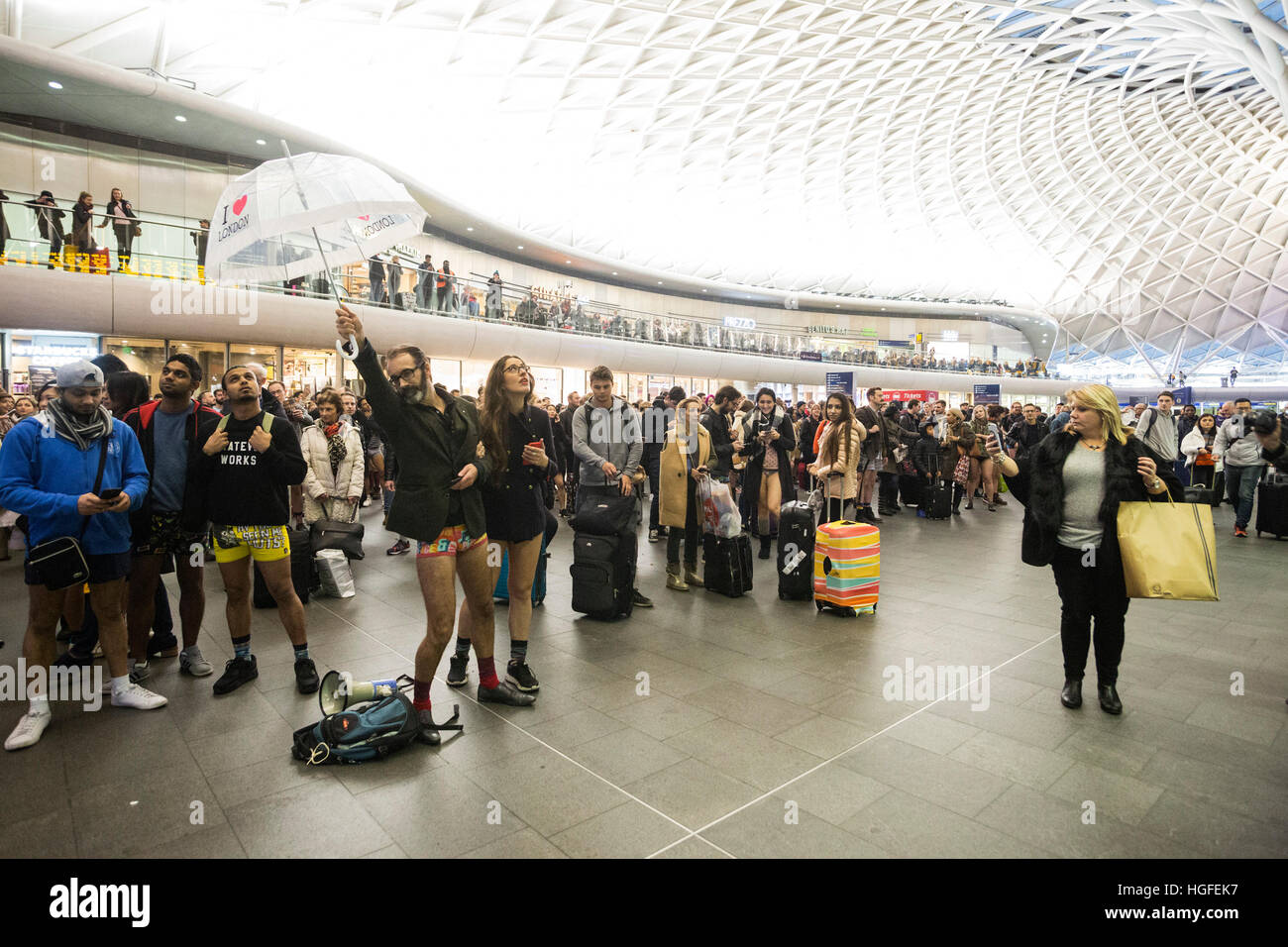 Mannequin Challenge at King's Cross Station. Over 100 Londoners took ...