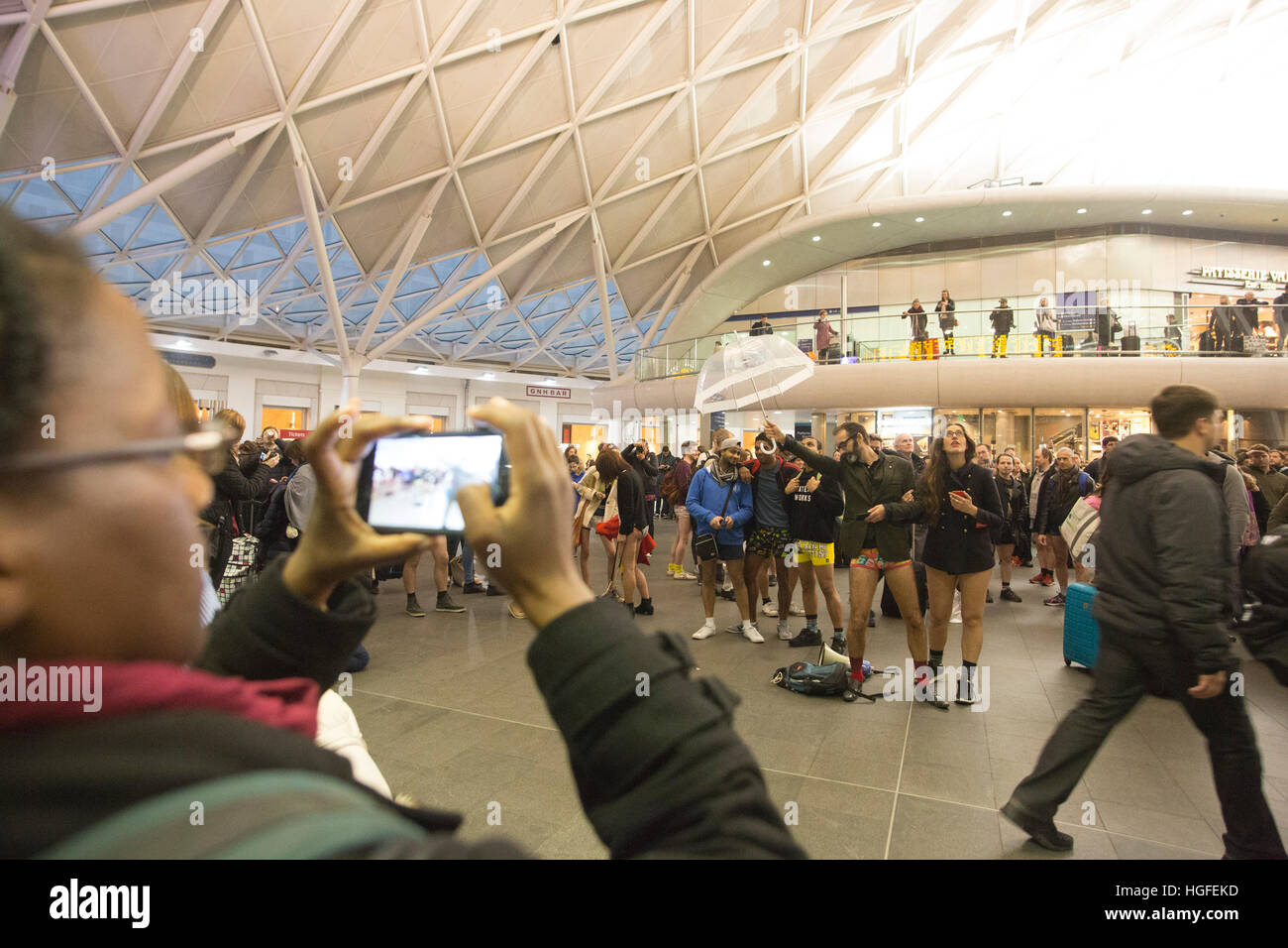 Mannequin Challenge at King's Cross Station. Over 100 Londoners took ...