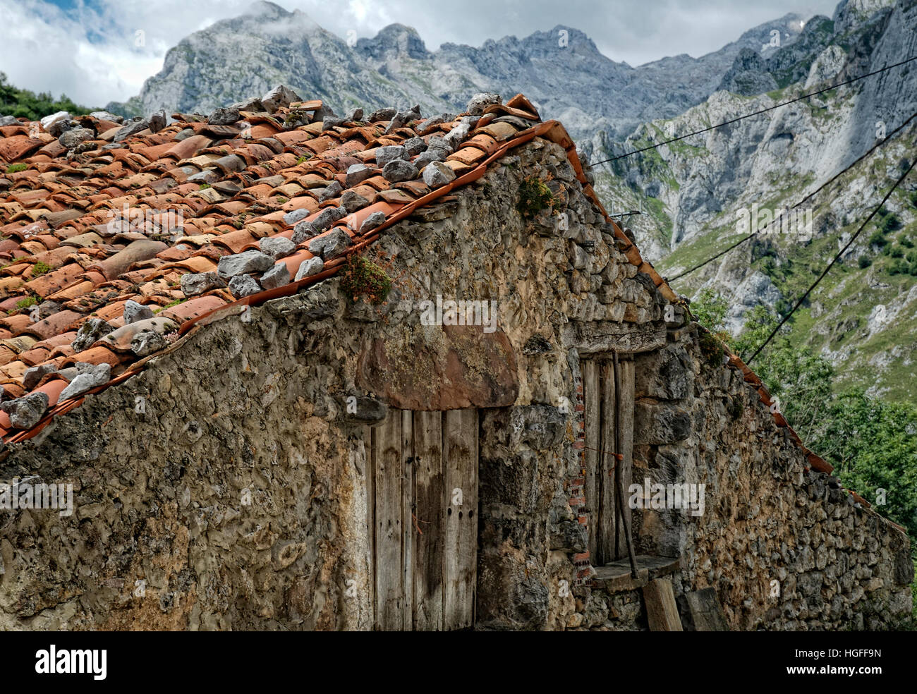Stone mountain shack in the Picos de Europa, Spain Stock Photo - Alamy